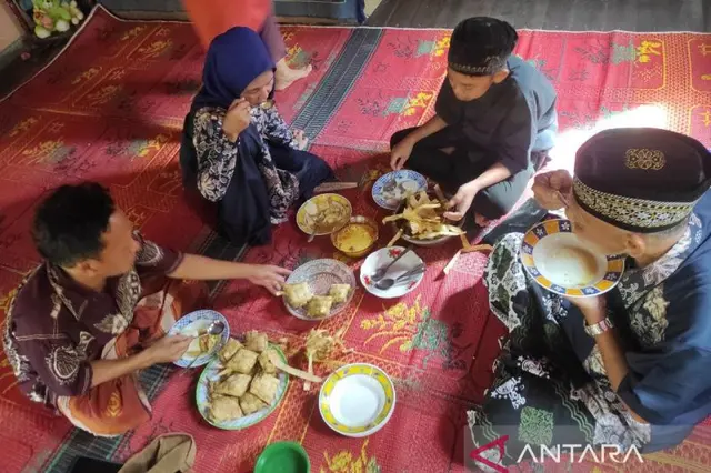 Patlau dan Ketupat Khas Lebaran di Bengkayang - Sokoguru.id