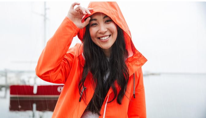 Jas Hujan Stylish untuk Wanita: Pilihan Terbaik yang Fungsional dan Modis