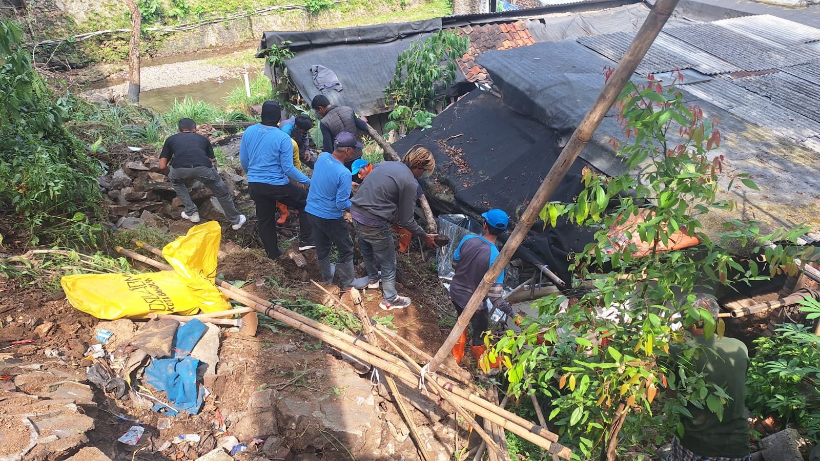 Kolaborasi OPD Kota Bandung Gerak Cepat Atasi Tanah Longsor di Kawasan Jalan Siliwangi