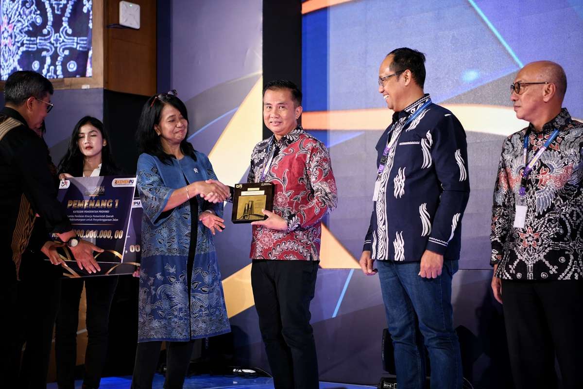 Jabar Raih Penghargaan Terbaik Bidang Kebinamargaan di Hari Jalan 2024