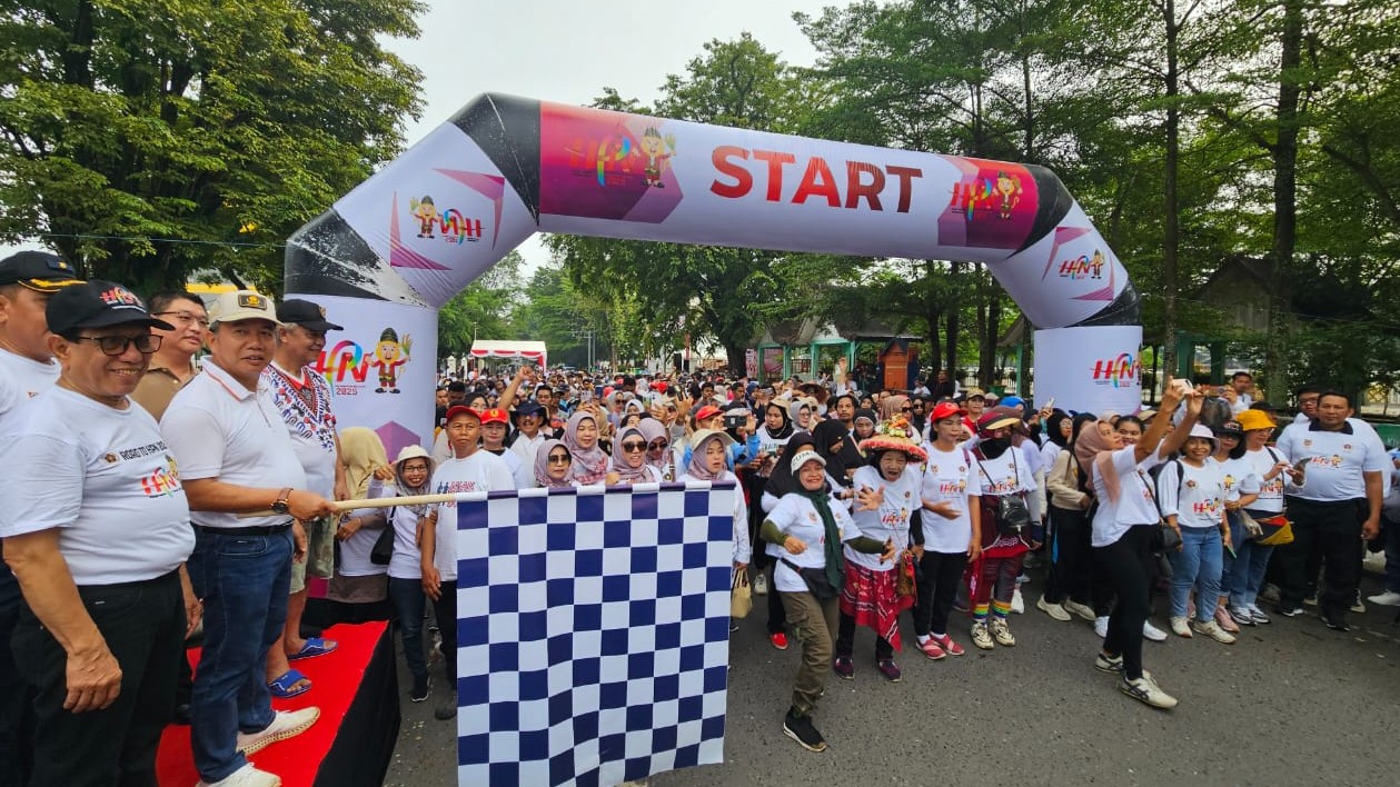 Jalan Sehat dan Bakti Sosial HPN 2025 Banjarmasin Bagikan Bibit Sayuran ...